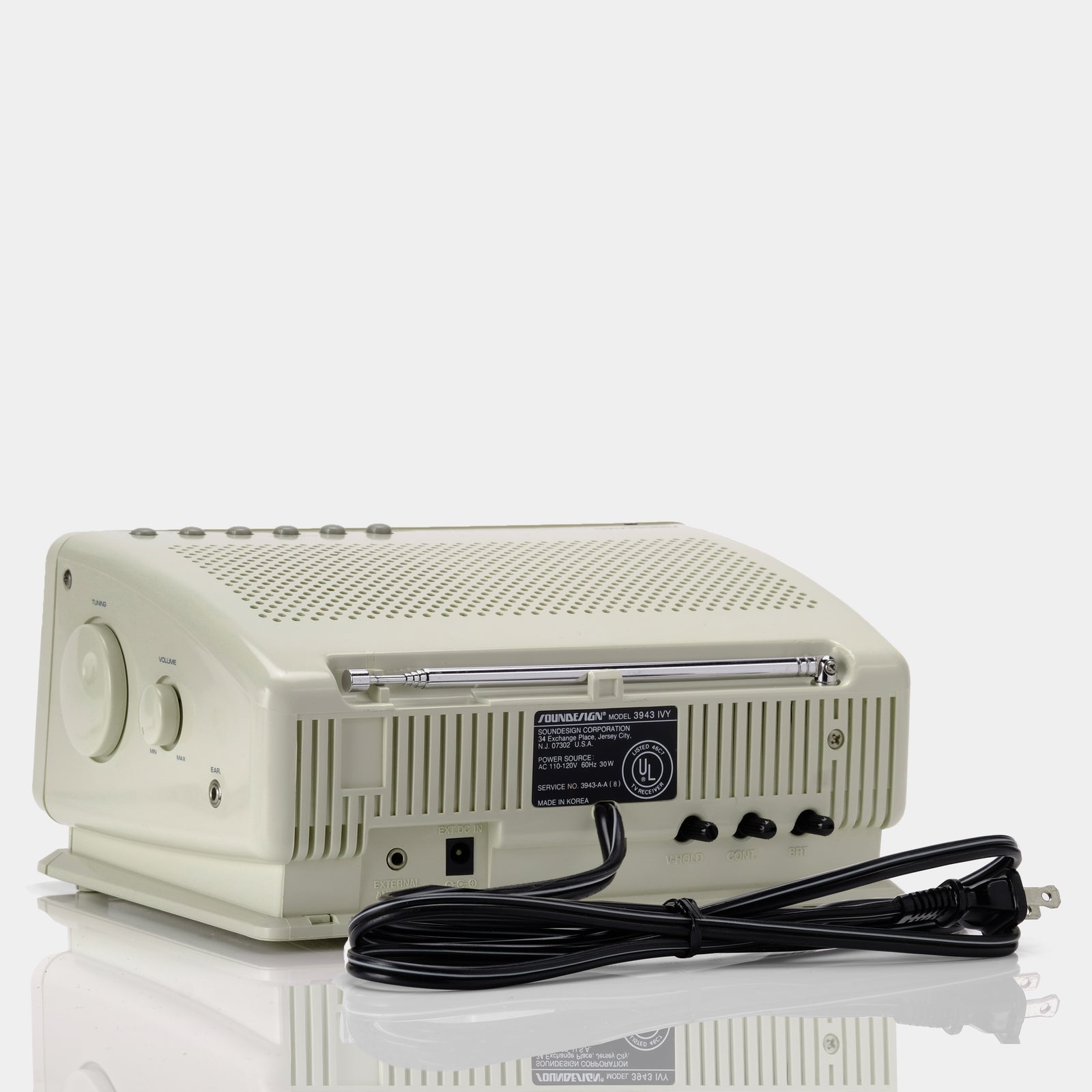 Soundesign 3943 IVY AM/FM Electronic Clock/B&W TV