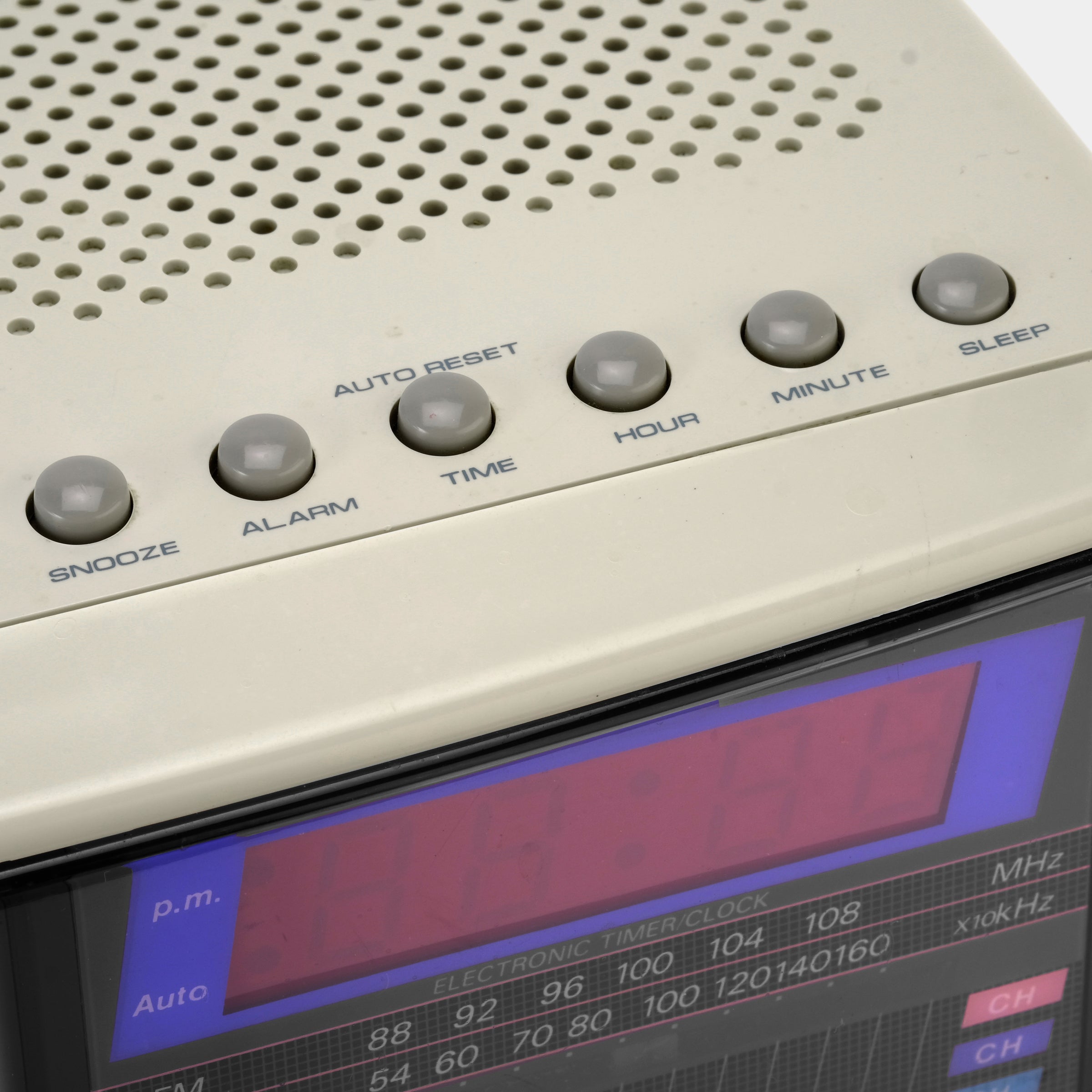 Soundesign 3943 IVY AM/FM Electronic Clock/B&W TV